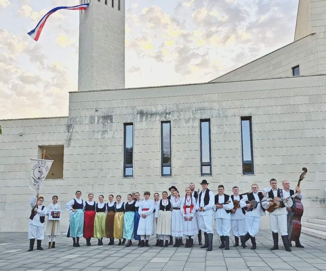 Članovi KUD-a Ljudevit Gaj Mače oduševili publiku u Kninu - Radio Stubica